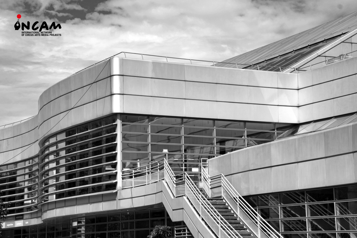 Modular spaces: how can a sedentary venue welcome performing arts?